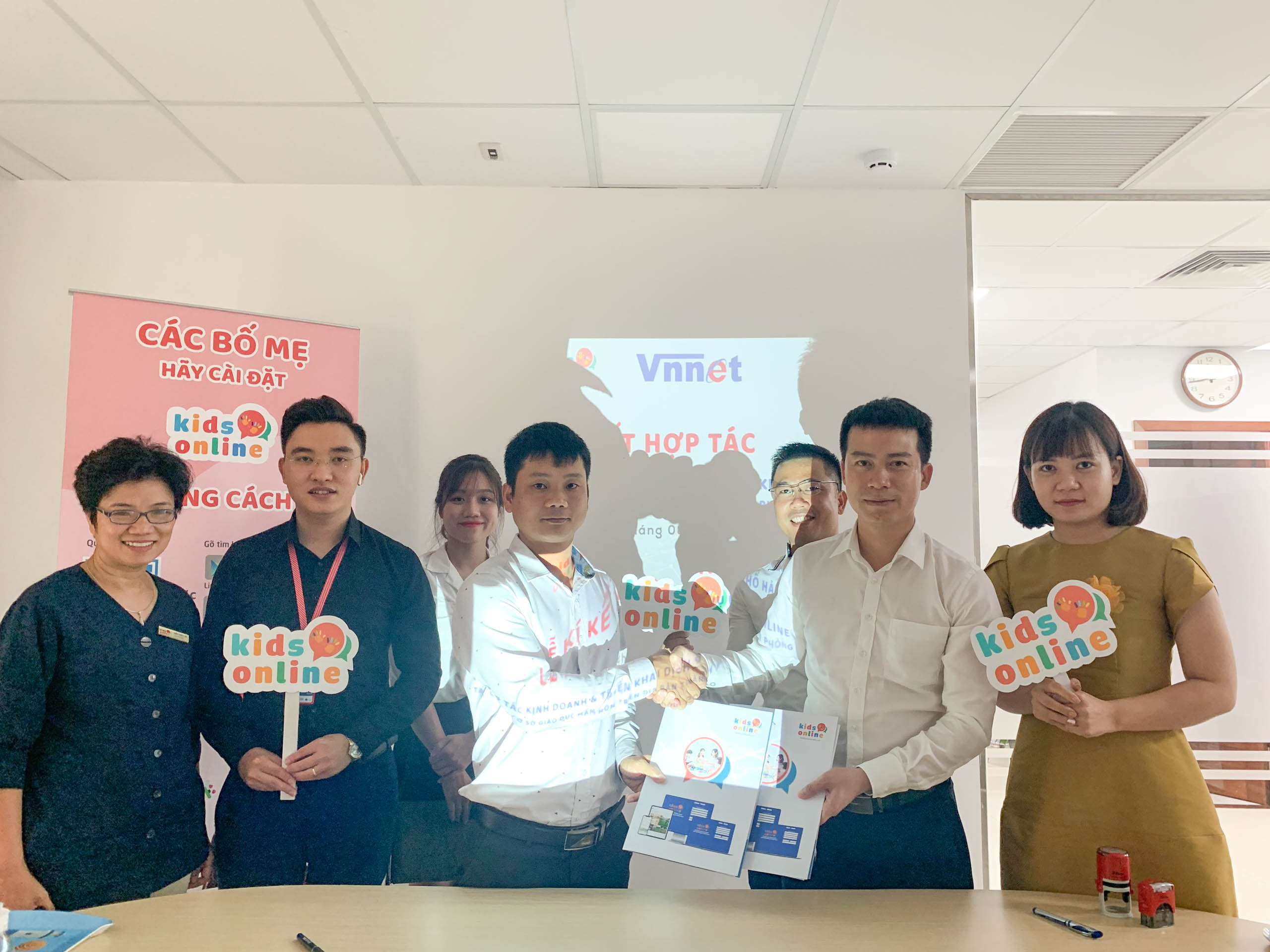 Lễ ký kết Hợp đồng hợp tác kinh doanh giữa KidsOnline và VNNET – OMT